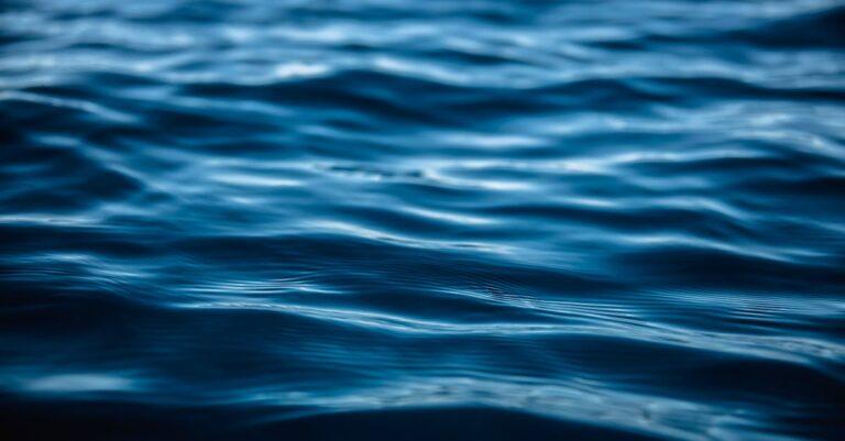 Pourquoi l'eau prend-elle sa couleur bleue